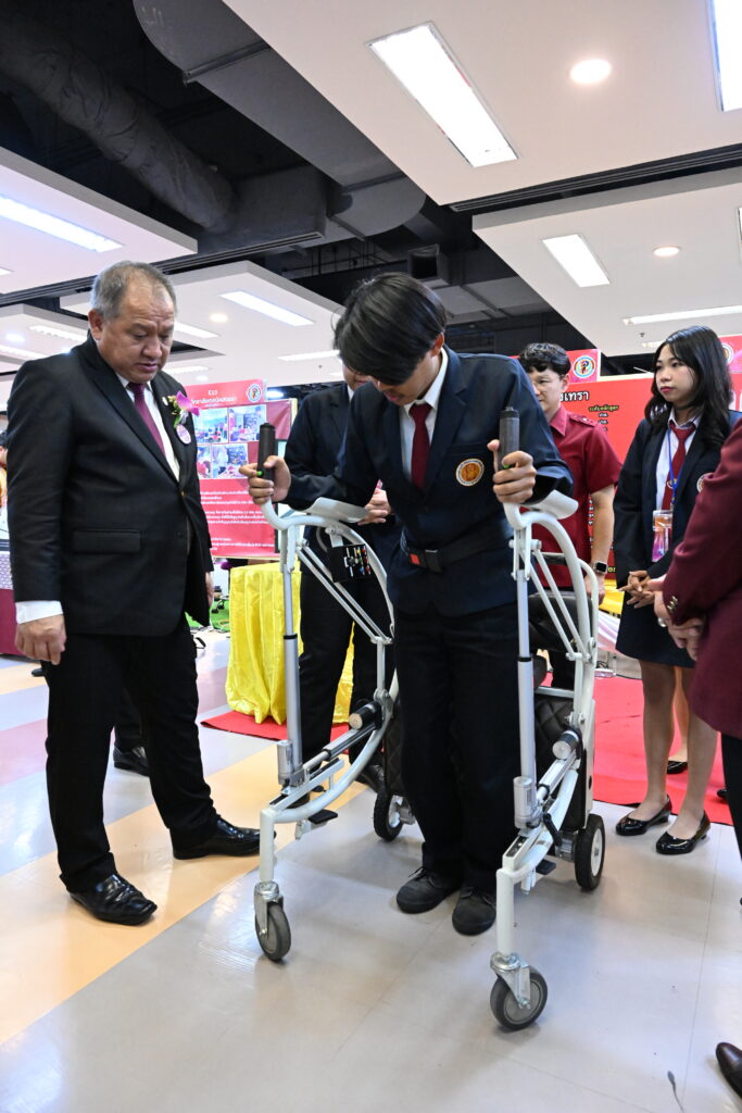 นักศึกษาเทคนิคฉะเชิงเทรา โชว์กึ๋น ประดิษฐ์ "Wheelchair & Walker ...